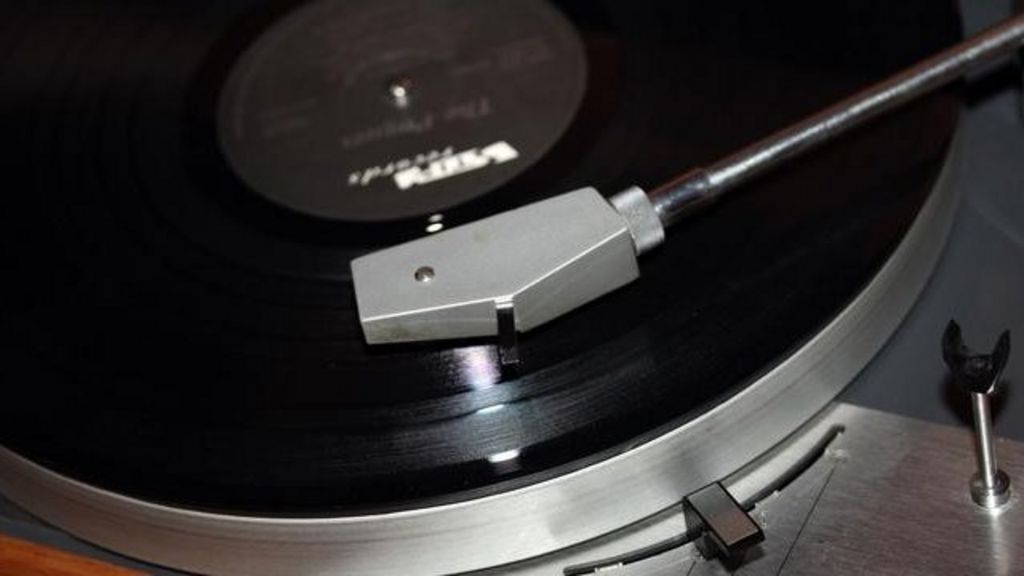 World Record Store Day: Vinyl sound 'much richer' - BBC News