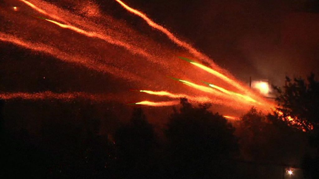 'Firework battle' as Greek churches mark Easter - BBC News