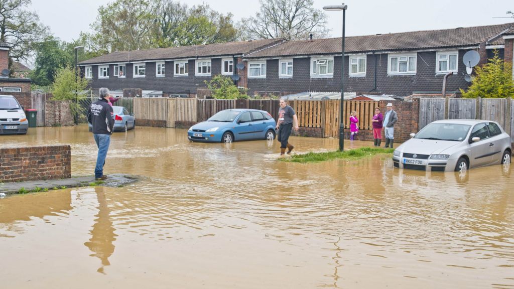 West Sussex homes flooded as Bewbush water main bursts - BBC News