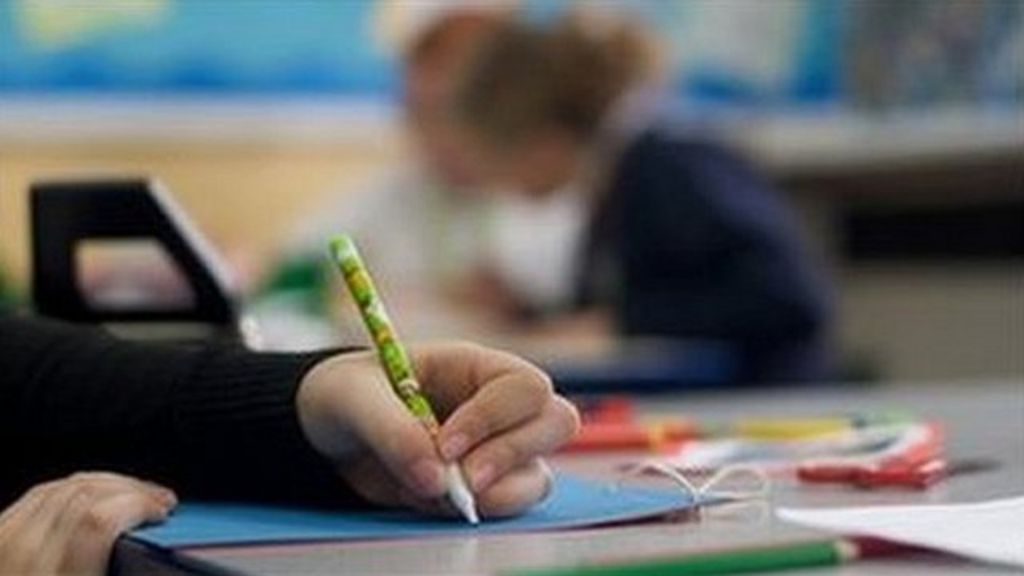 Myrddin Special Unit and Ferndale school bid to win classroom - BBC News