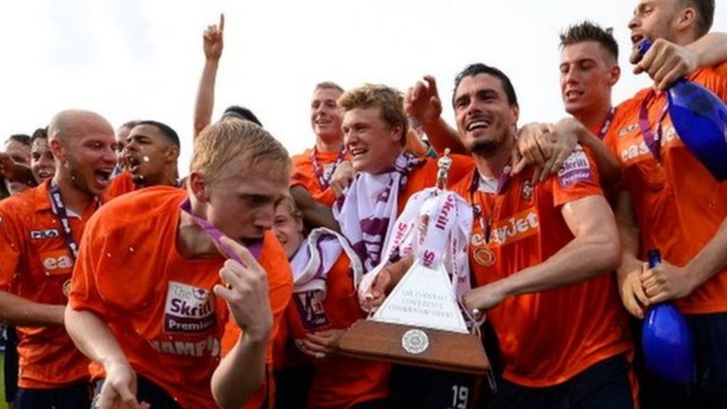 Luton Town FC to celebrate promotion with bus tour - BBC News