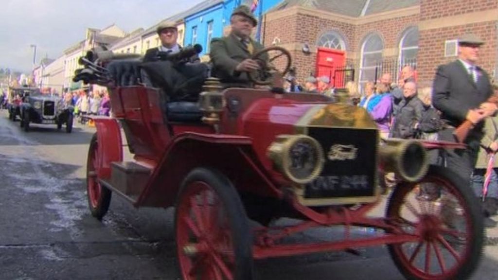 Thousands take part in Larne UVF gun-running commemoration - BBC News