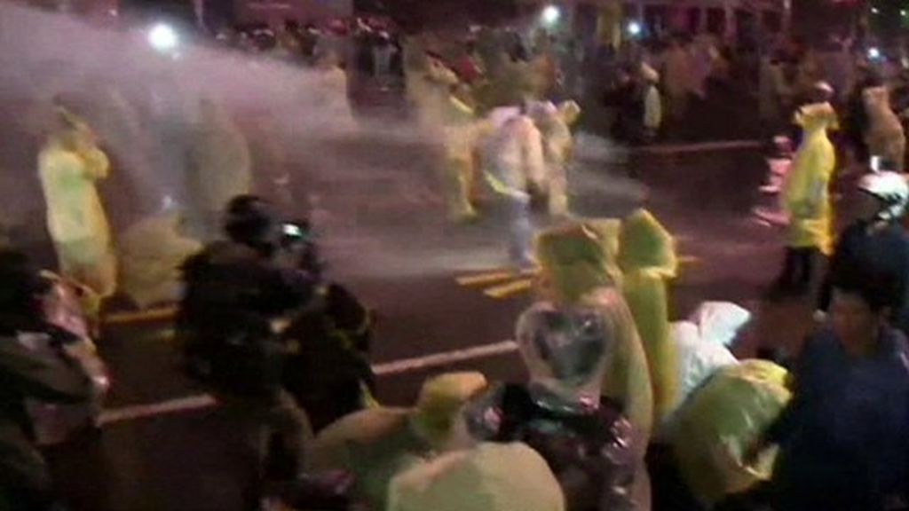 Taiwan anti-nuclear protesters clash with riot police - BBC News
