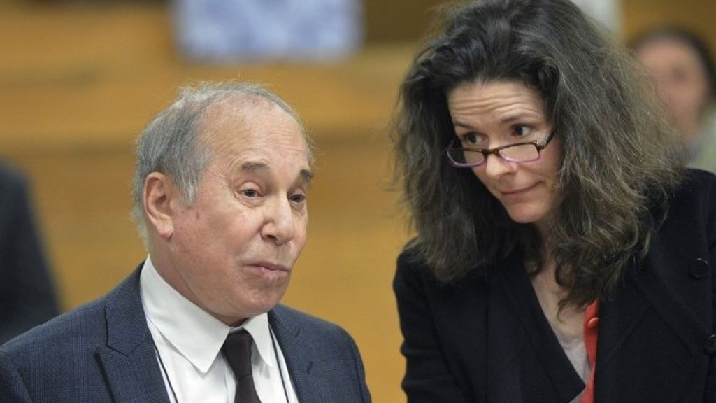 Paul Simon and Edie Brickell appear in court, holding hands - BBC News