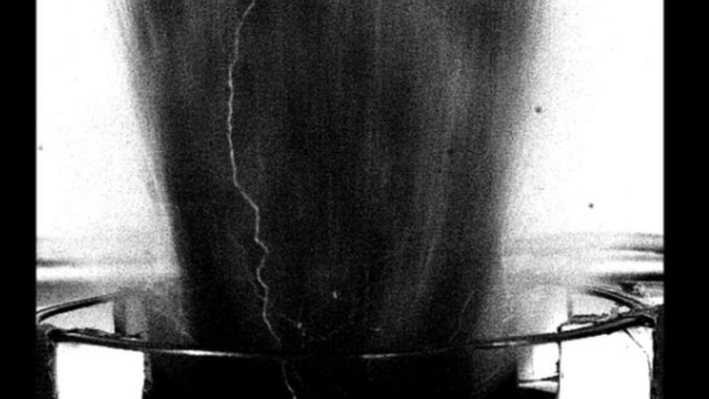 'Lab volcano' experiment footage - BBC News