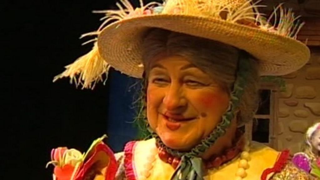 Tributes paid to panto stalwart Chris Harris - BBC News