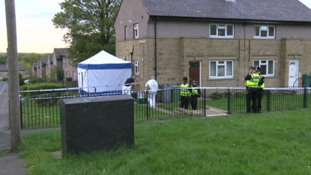 Woman arrested in Huddersfield murder probe - BBC News