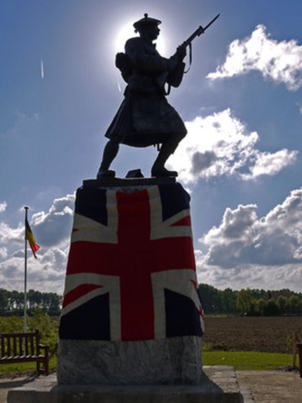 Flanders Black Watch memorial statue unveiled in Ypres - BBC News