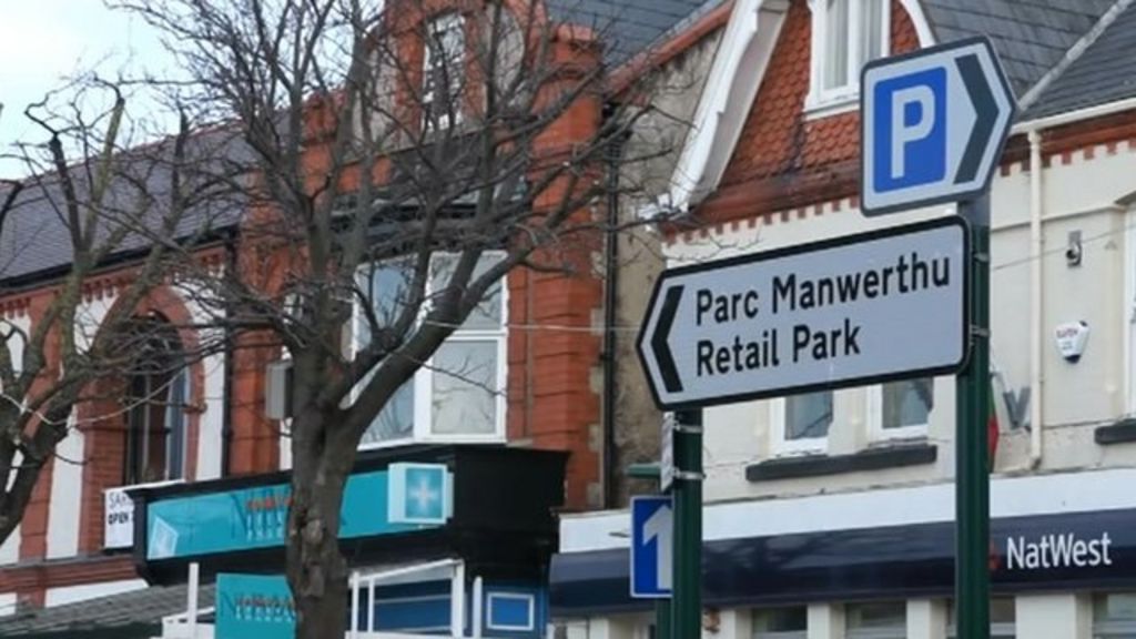Prestatyn film focuses on town centre after retail park opens - BBC News