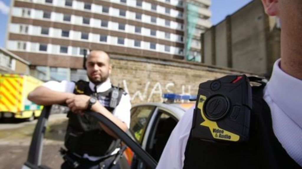 Metropolitan Police officers start wearing body cameras - BBC News
