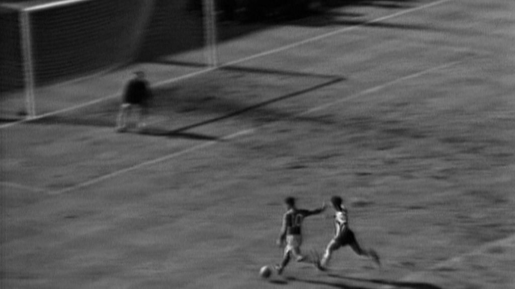 1966 World Cup Final: Geoff Hurst scores final goal - BBC Sport