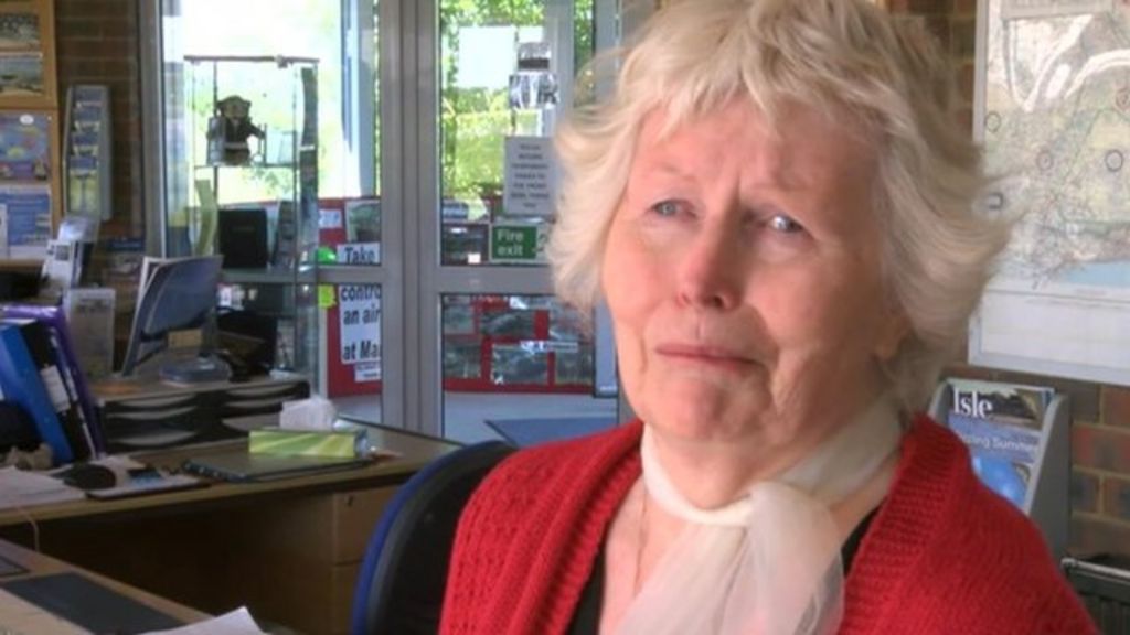 Manston Airport staff finish work as it closes down - BBC News
