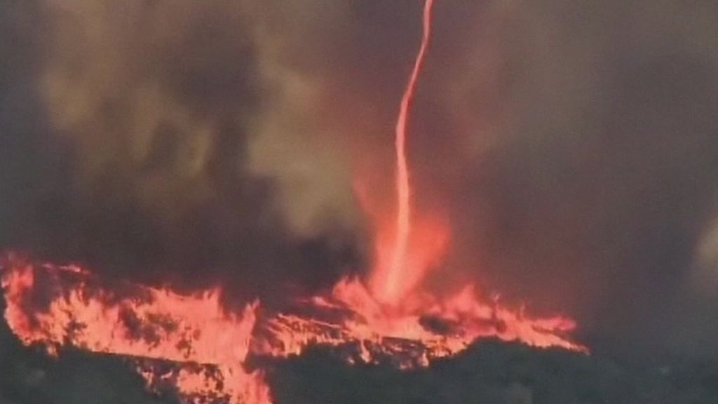 Dangerous 'firenado' spotted in California - BBC News