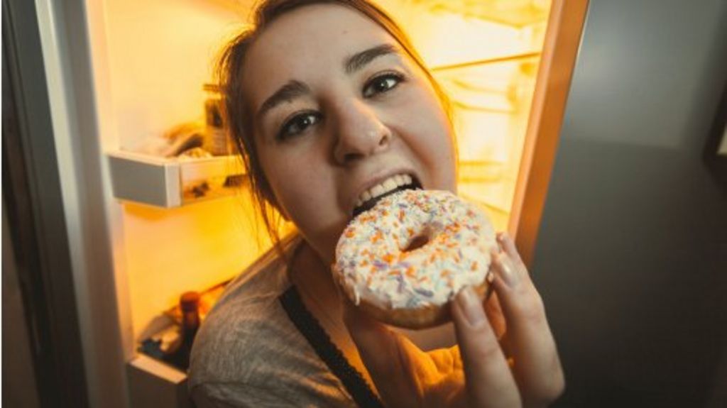 Night-eating syndrome 'is real', study suggests - BBC News