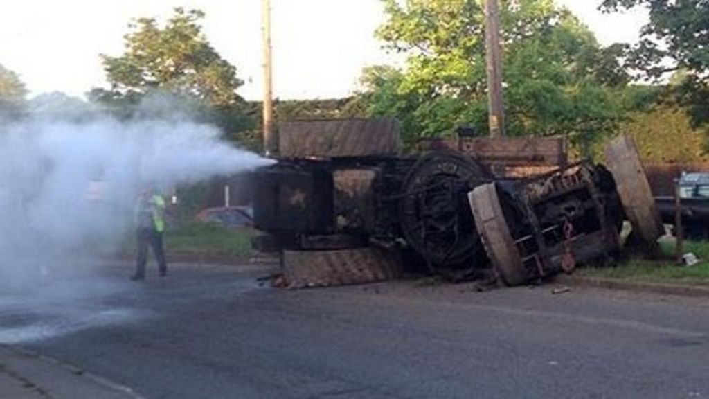 Essex 21-tonne steam engine falls off lorry trailer - BBC News