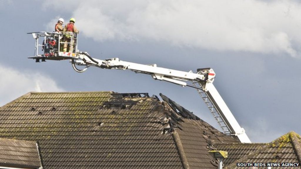 Lightning starts fire at Houghton Regis sheltered home - BBC News