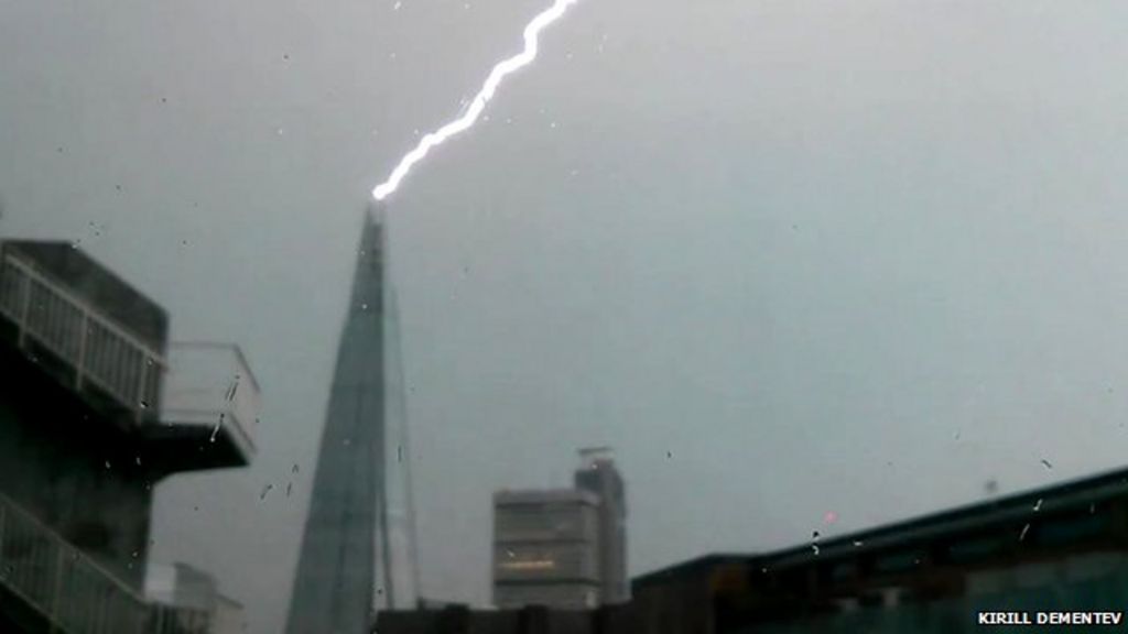 Footage shows London's Shard struck by lightning - BBC News