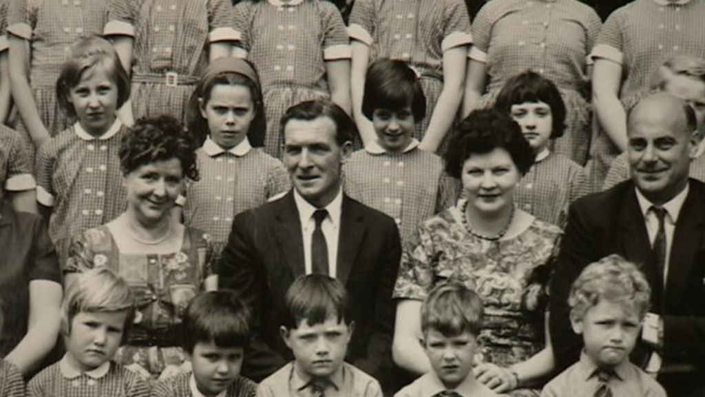 Dambuster Johnny Johnson visits Highfields School in Newark - BBC News