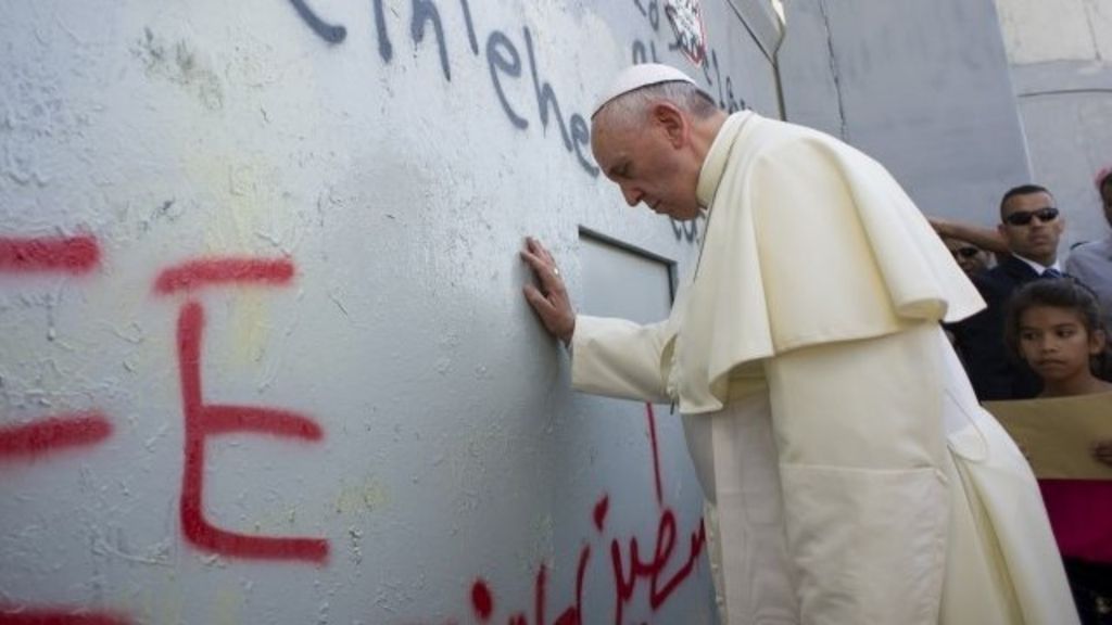 Pope prays at Israel's West Bank separation barrier - BBC News