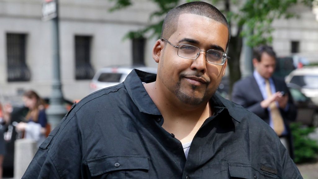 Hacker 'Sabu' gets lenient sentence after helping US - BBC News