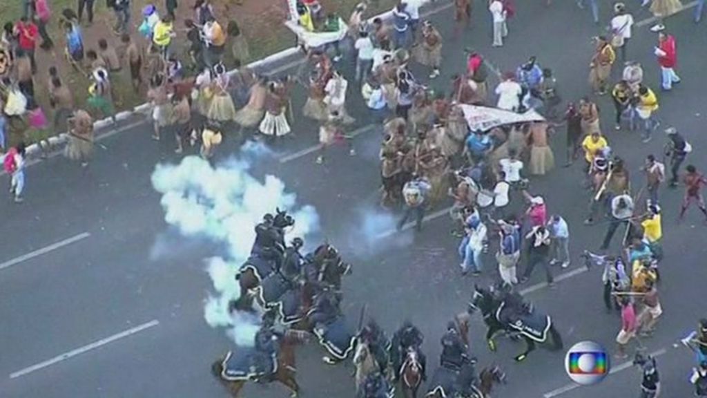 Brazil anti-World Cup protesters clash with police - BBC News