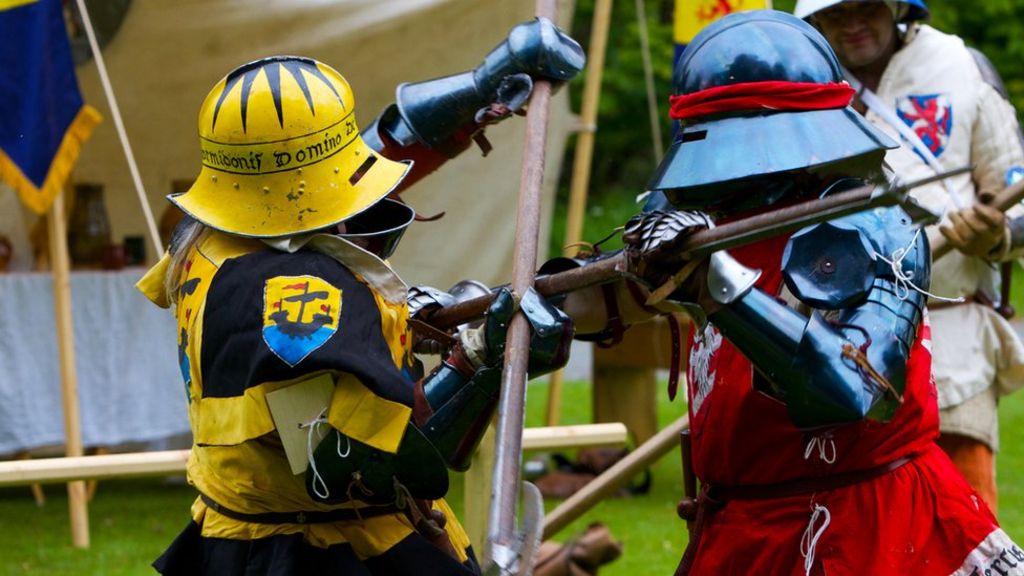 In pictures: Traquair medieval fayre - BBC News