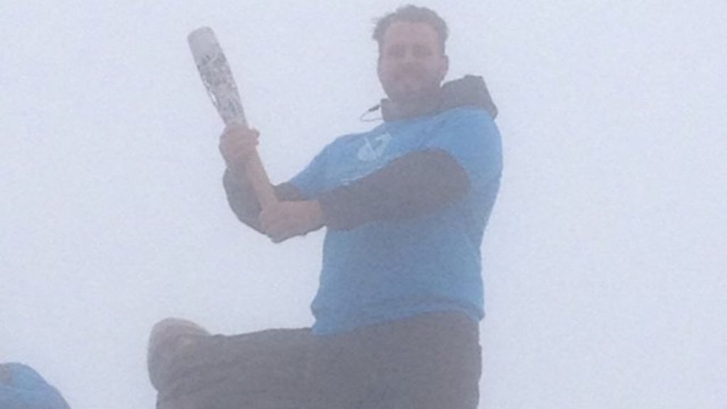 Queen's Baton Relay: 'Marvellous reception' for baton - BBC News