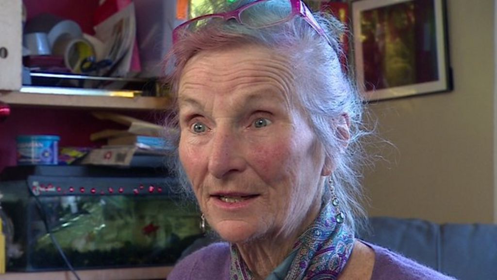 Living with cancer: Sara's story - BBC News