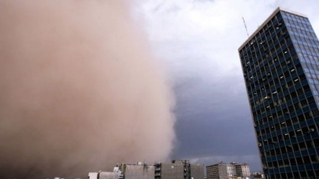 Freak sandstorm hits Iranian capital - BBC News