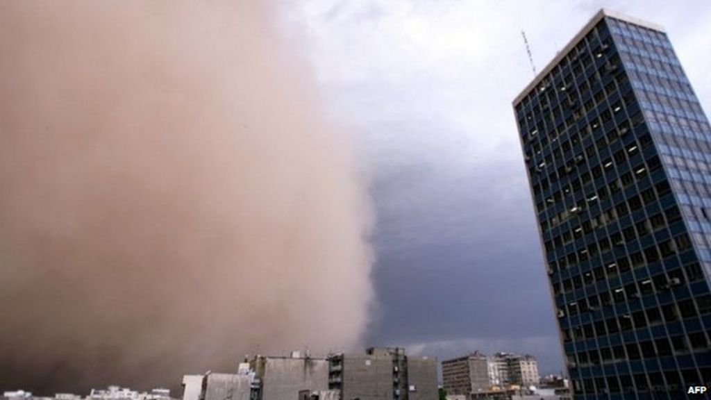 Iran sandstorm leaves four dead in Tehran - BBC News