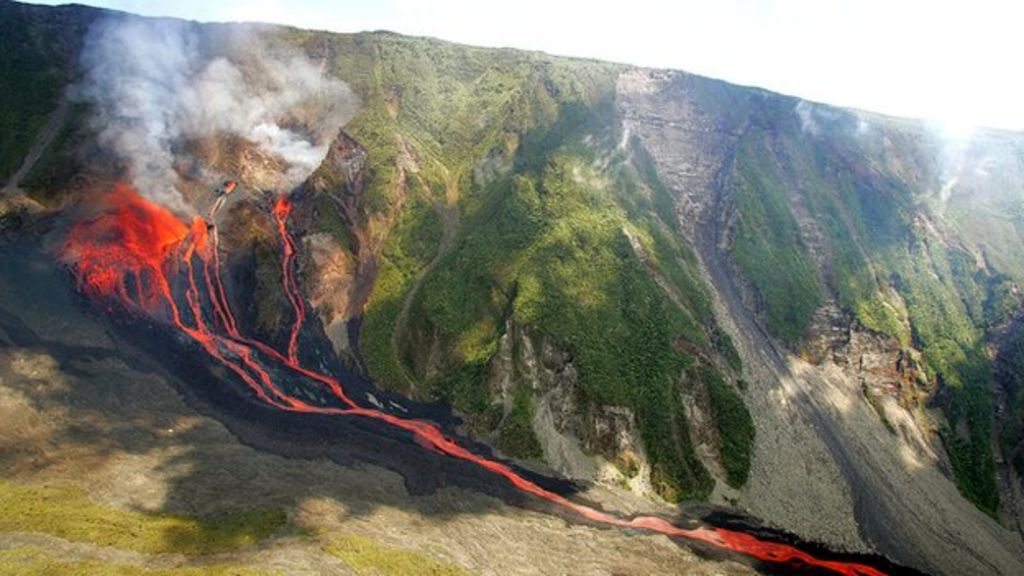 The hidden colours inside volcanoes - BBC News