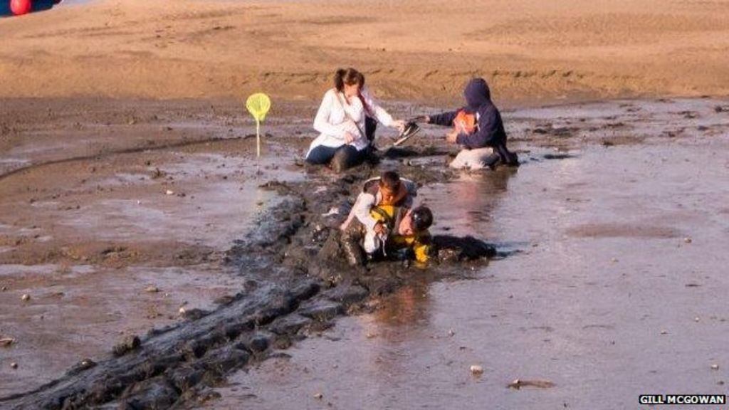Rescue after family stuck in mud on Conwy beach - BBC News