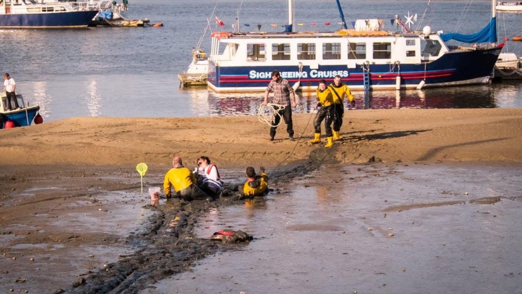 Rescue after family stuck in mud on Conwy beach - BBC News