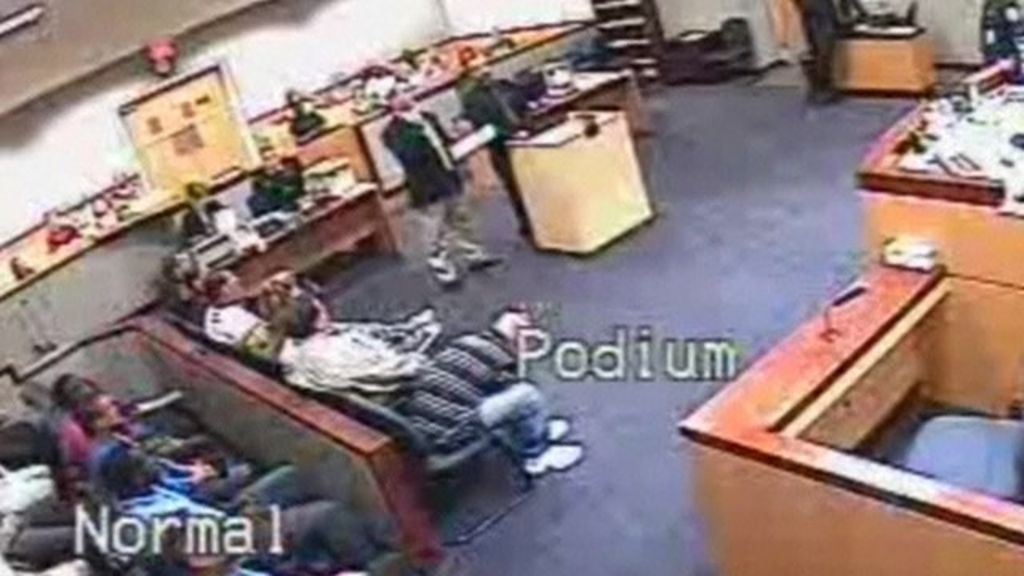 Fight breaks out in Florida courtroom - BBC News