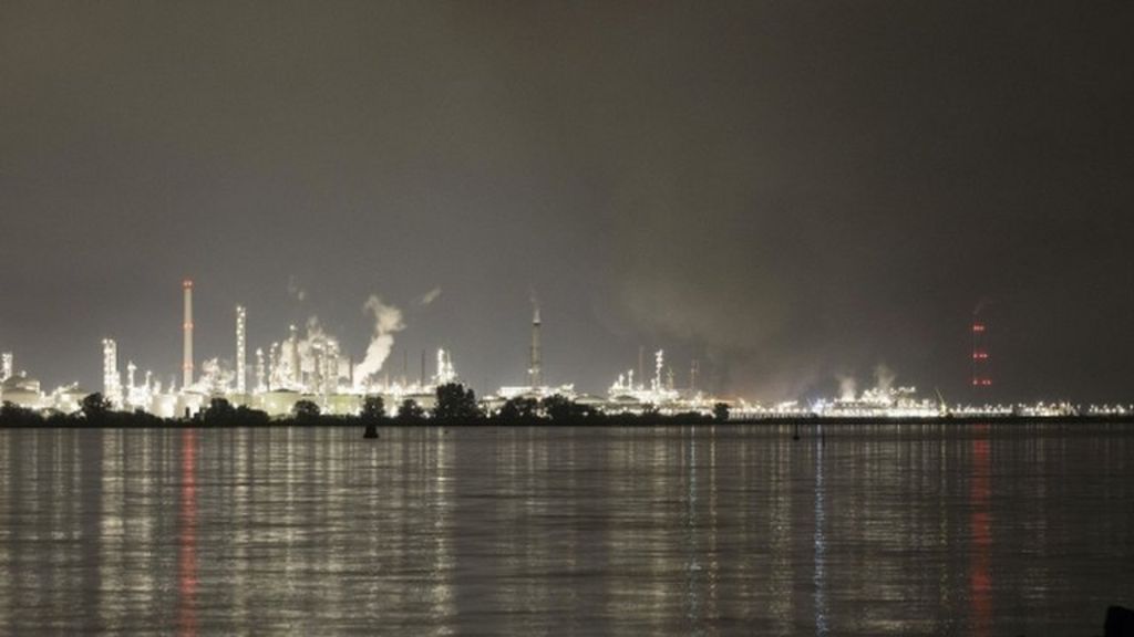 Explosion and fire at Dutch Shell chemical plant - BBC News