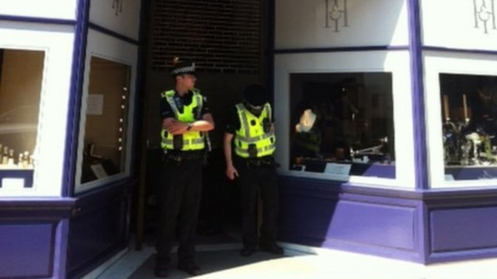 Armed gang 'stole £1m of jewellery' in Edinburgh heist - BBC News