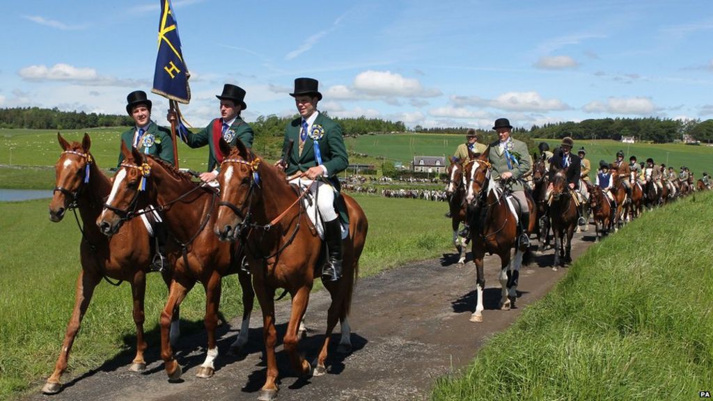 Hawick Common Riding celebrates 500-year landmark - BBC News
