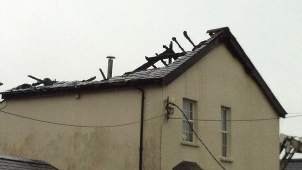 Lightning strike sets Devon house ablaze - BBC News