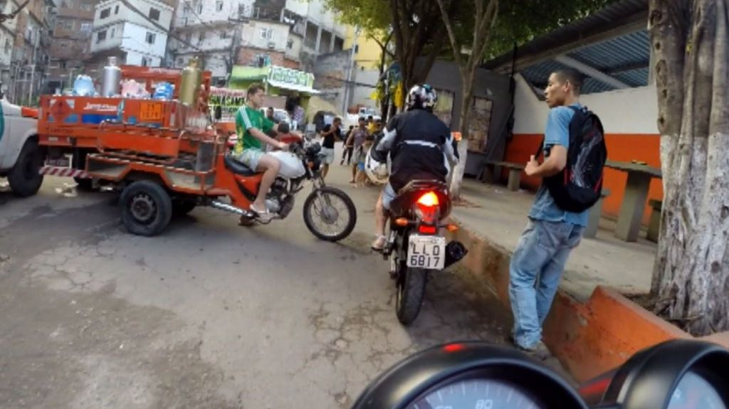 Moto-taxi ride through a Rio favela - BBC News