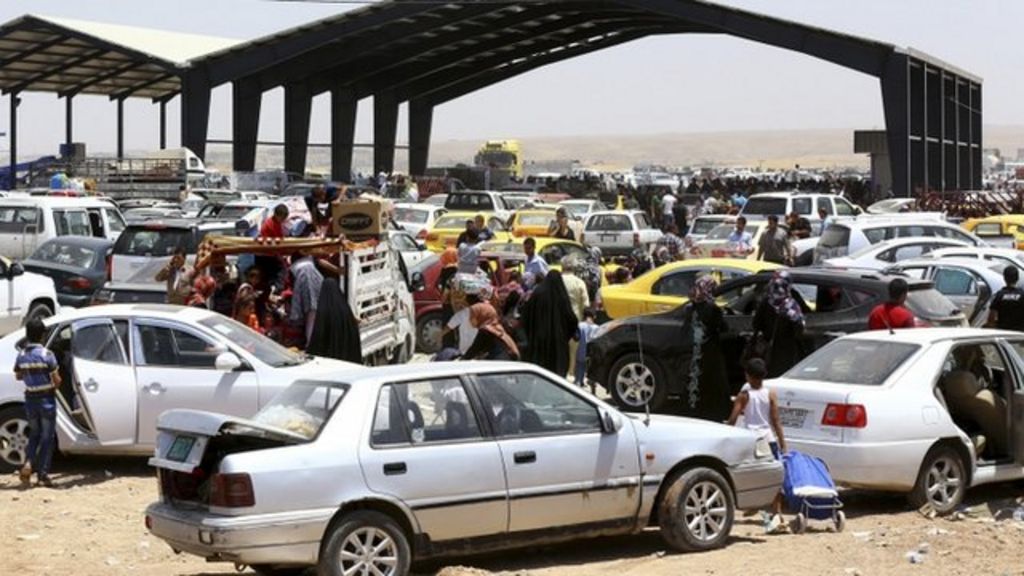 Thousands flee city of Mosul in Iraq - BBC Newsround