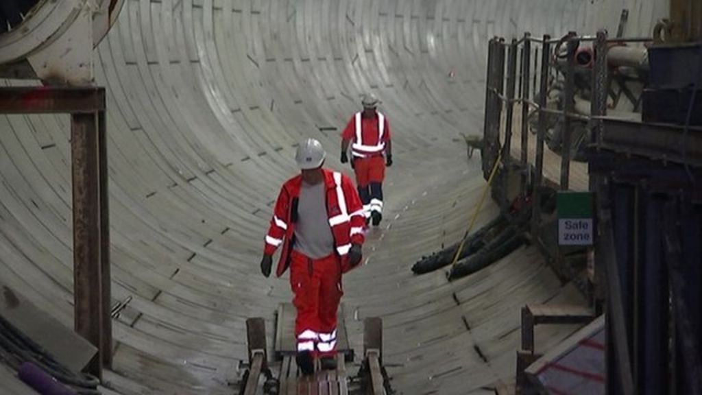 London's newest Crossrail tunnel unveiled - BBC News