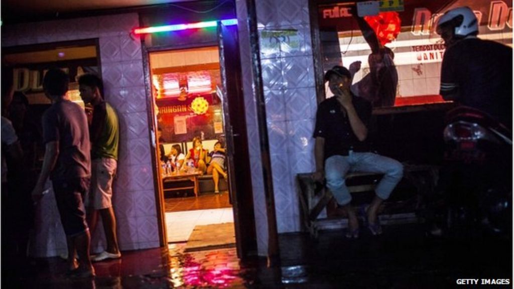Battle over Indonesian red-light district - BBC News