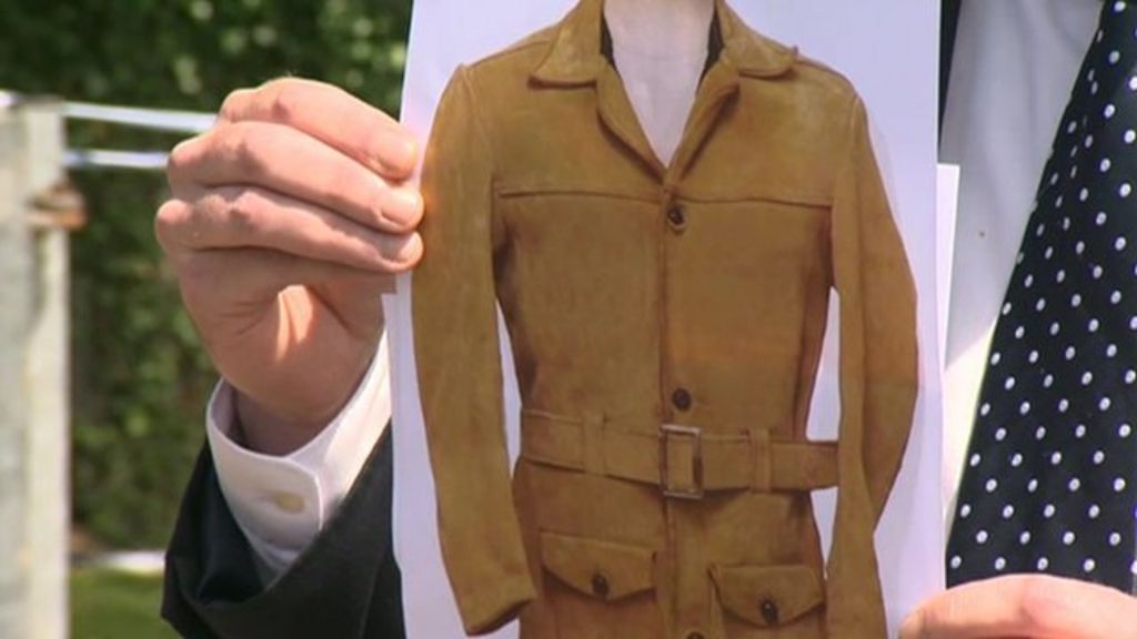 Colchester murder: Police seek 'distinctive jacket' man - BBC News