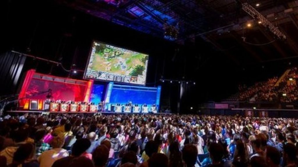 Professional gamer 'puts university on hold' - BBC News
