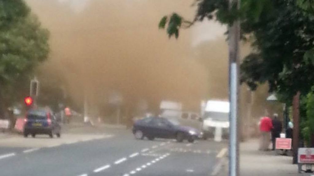 Homes evacuated after Scunthorpe gas explosion - BBC News