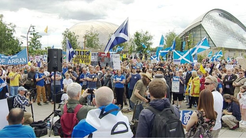 Scottish independence: Hundreds protest over 'BBC bias' - BBC News