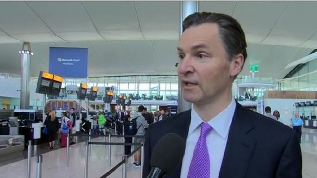 Heathrow CEO apologises for T5 baggage backlog - BBC News