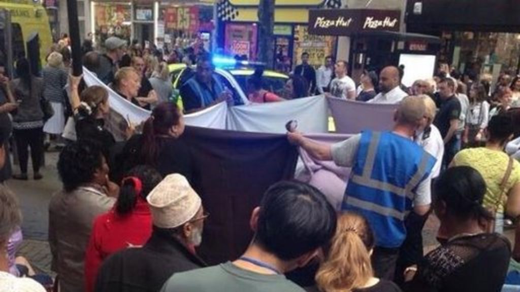 Primark baby: Crowd cheers to welcome Birmingham birth - BBC News