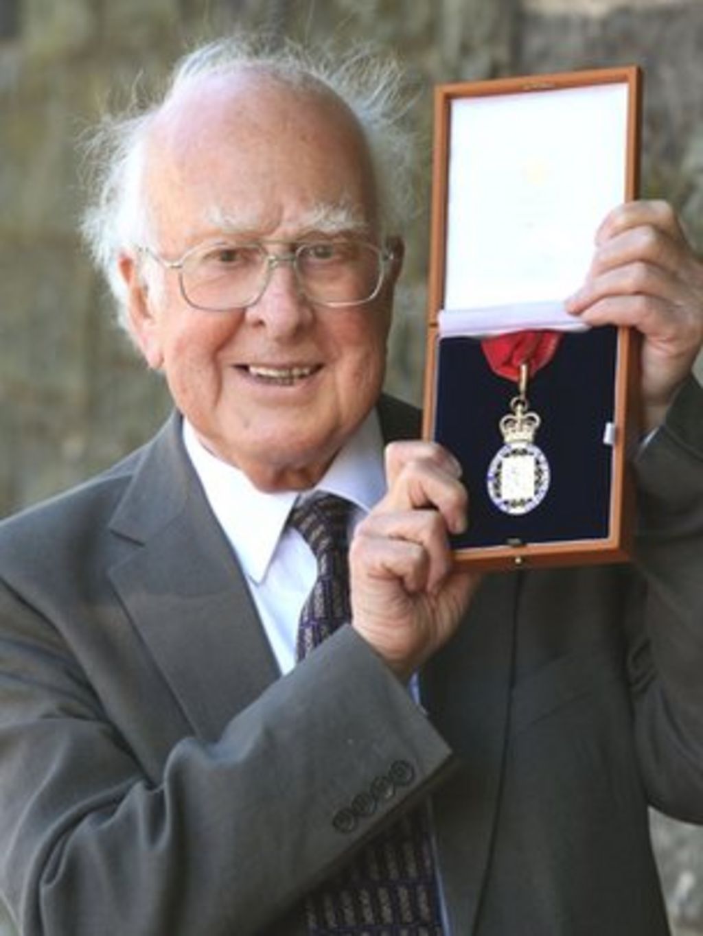 Prof Higgs is honoured by Queen at an investiture ceremony in Edinburgh ...