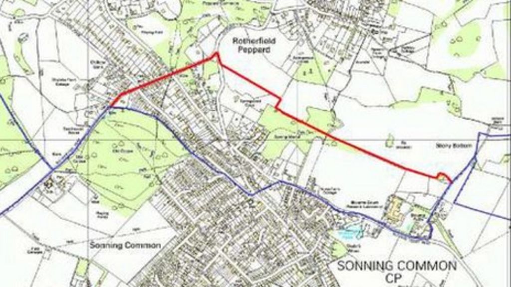 Sonning Common boundary spat prompts protest advert - BBC News